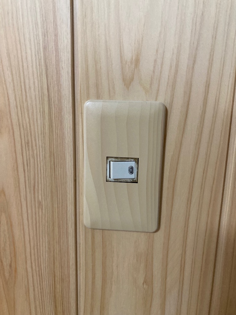 パナソニック 【フルカラー(モダン)プレート】1連 コンセントプレート スイッチプレート 交換 プレミアムウッド 木目調柄 (ライトベージュ) 02番 : CASEMAKER - 通販 ...