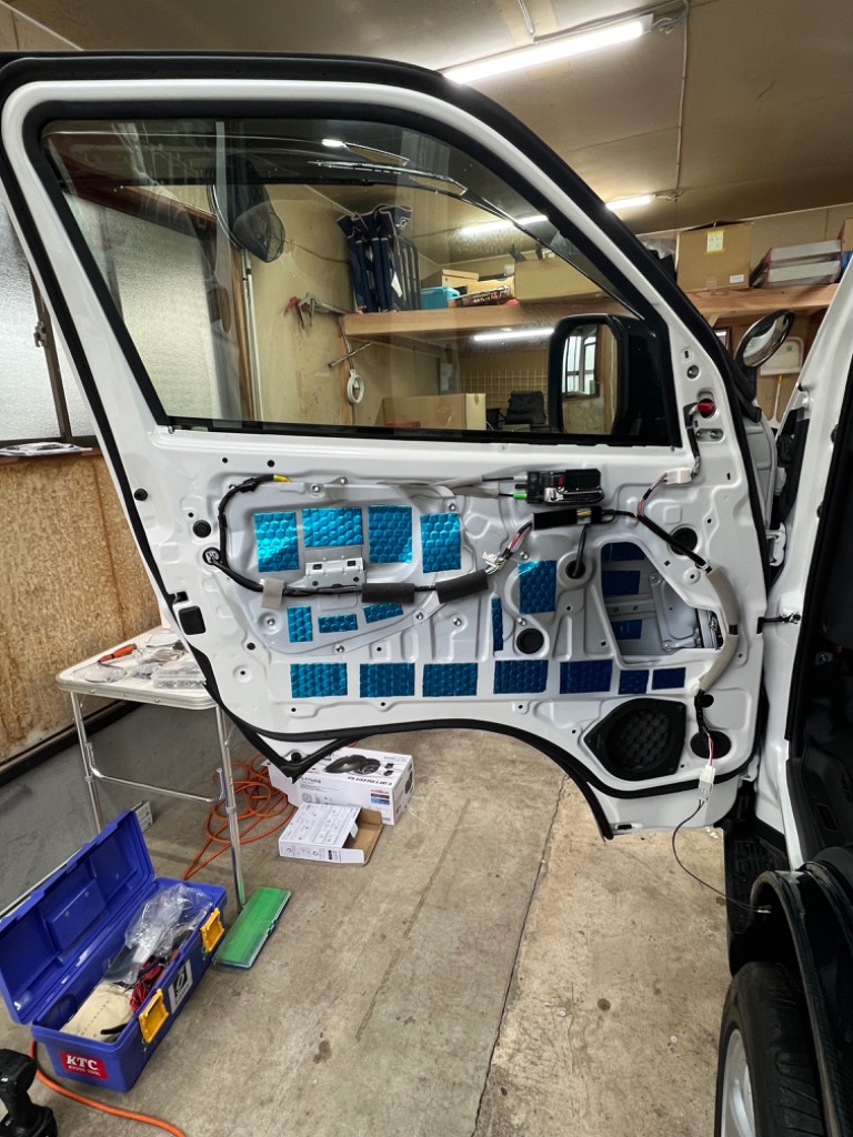 デッドニングシート アルミニウム 吸音 振動 制振シート 防音シート 1ロール 5m 車 カー用品 防振材 厚み2.3mm ビビリ音 ハサミでカット可能 DIY ee317 : ee317 ...