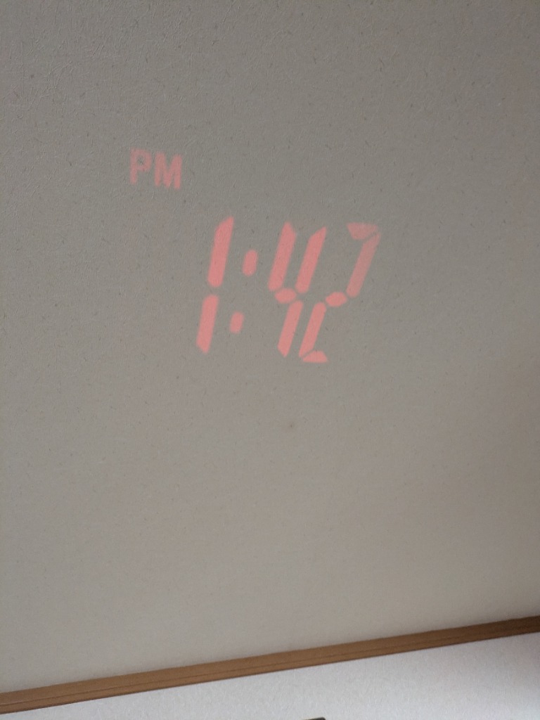 置き時計 投影 プロジェクター時計 デジタル時計 クロック 目覚まし時計 アラーム スヌーズ 時刻投影 木目調 USB 明るい 多機能 送料無料 5M 投影クロック : モアクリエイト ...