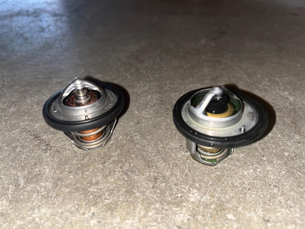 スズキ エブリイ DA52V、DA52W、DA62V、DA62W、DB52V サーモスタット ZI44DX-82P ガスケット付き HKT 送料無料 17670-76G00 : サンコウパーツ ...