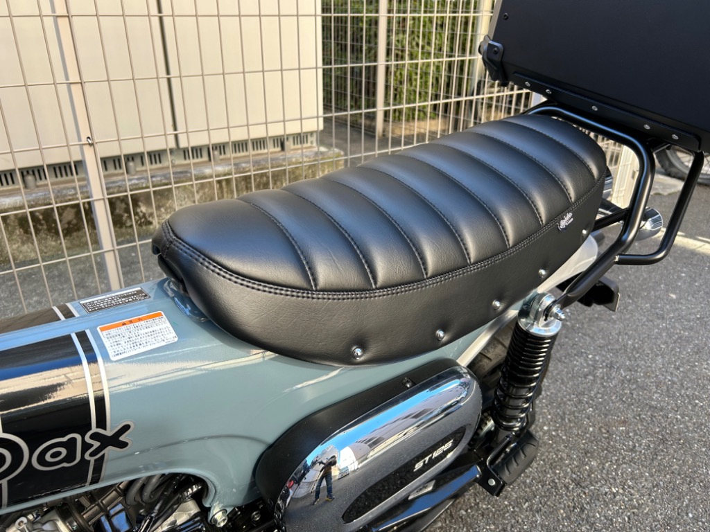 ホンダ ダックス ST125用交換ローダウンシート DX005 /Diablo Custom Works Classic Seat (Horizontal Stripe) for Honda ...