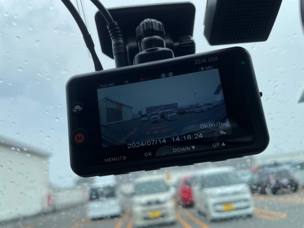 新商品 ドライブレコーダー ZDR055 コムテック 前後2カメラ 日本製 3年保証 ノイズ対策済 フルHD高画質 常時 衝撃録画 GPS搭載 駐車監視対応【ZDR035 後継機 ...